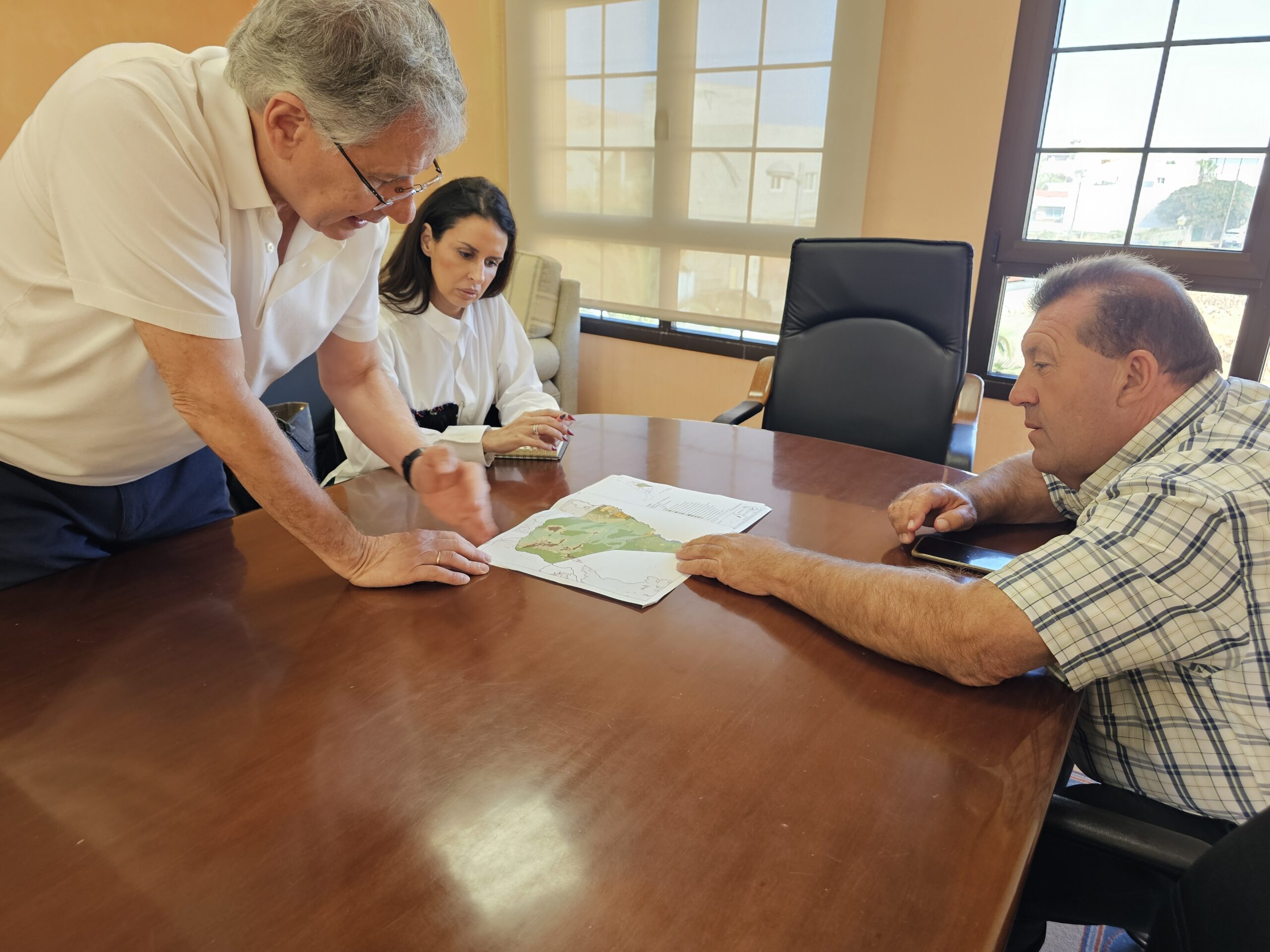 Antigua colabora con el Cabildo en la regulación de zonas preferentes ...